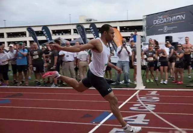 当国外精英脱掉衣服，你就知道他们为什么有钱了！__财经头条