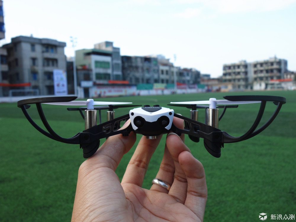 轻盈小巧，多样玩法：我的第一台Parrot无人机_试用报告_新浪众测